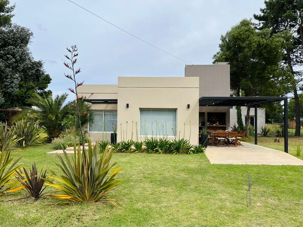Casa Moderna barrio Las Lomas de Miramar | Alquileres en Miramar | parairnos.com
